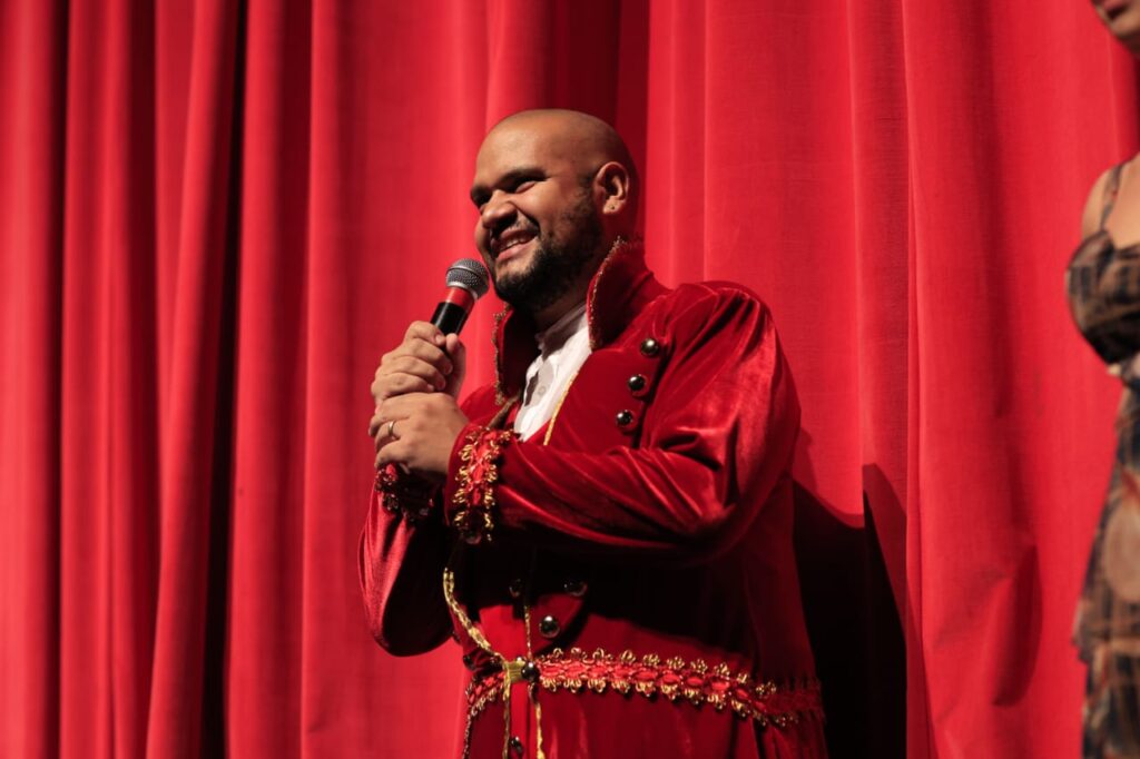 Jonathan Sena apresenta livro “O Que (Não) É Circo?” em Goiânia